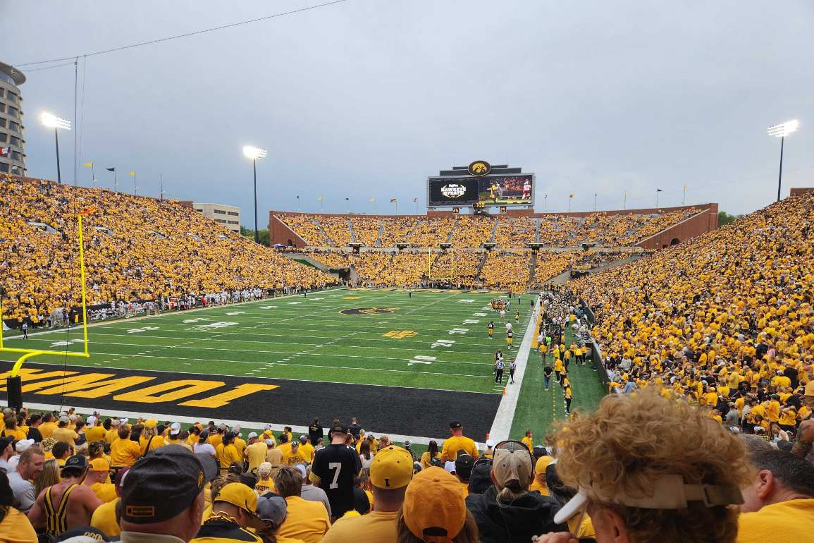 Letter to the editor: Only touchdown passes should soar in Kinnick ...