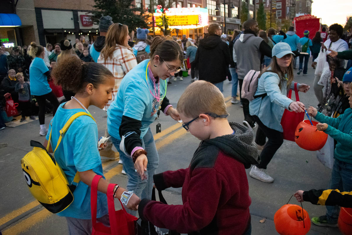 Photos: UI Homecoming Parade brings out local orgs, political rivalries ...